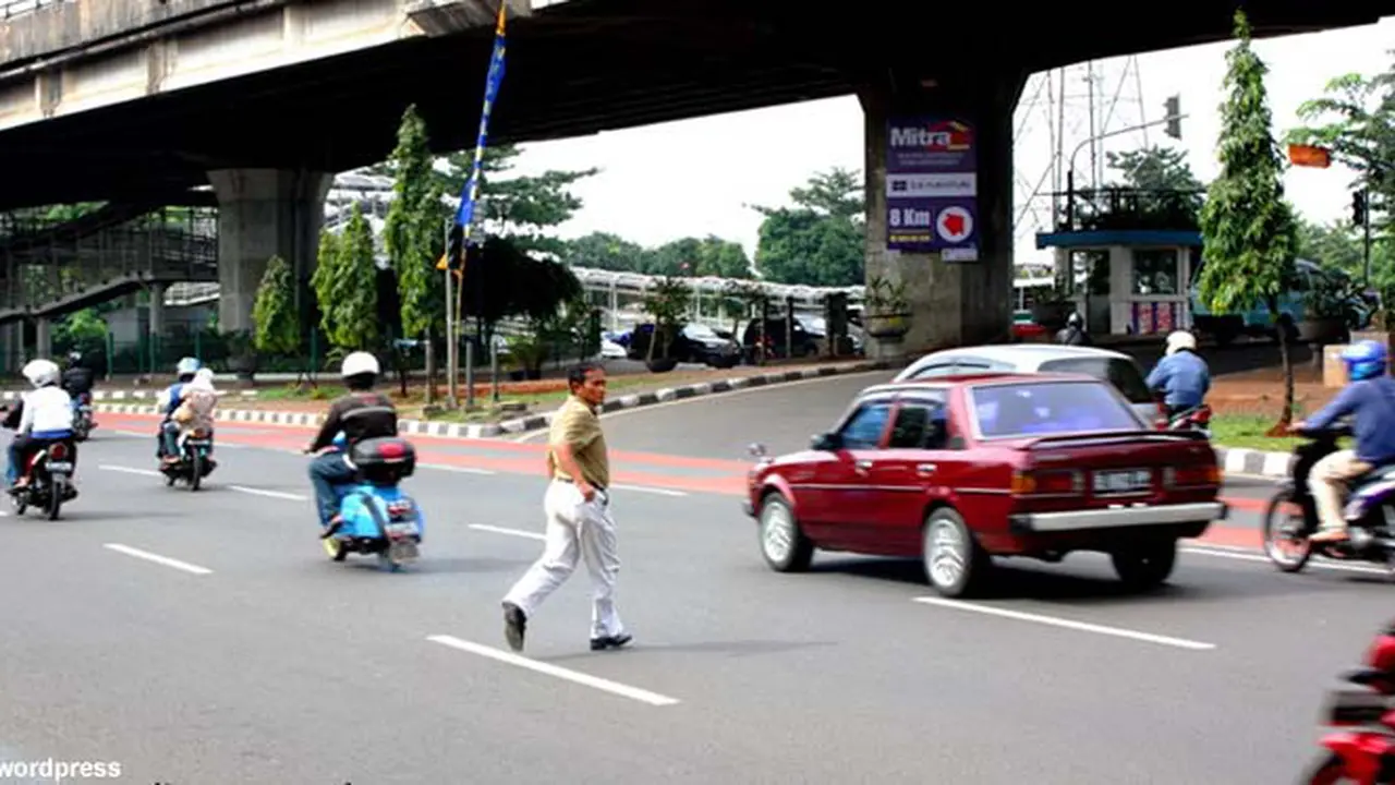 Mana yang Aman: Jalan Sebelah Kiri atau Kanan Saat di Jalanan? - Health ...