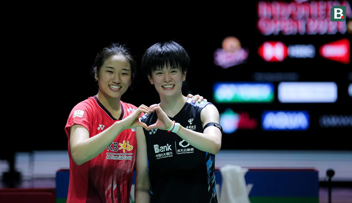 Foto: So Sweet! An Se Young dan Wang Zhi Yi Tukeran Bando setelah Laga Sengit di Semifinal ...