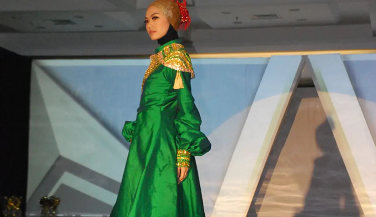 Cantiknya Warna-Warni Koleksi Busana Andy Sugix Dalam 'Value Of Indonesia' - Photo Fimela.com