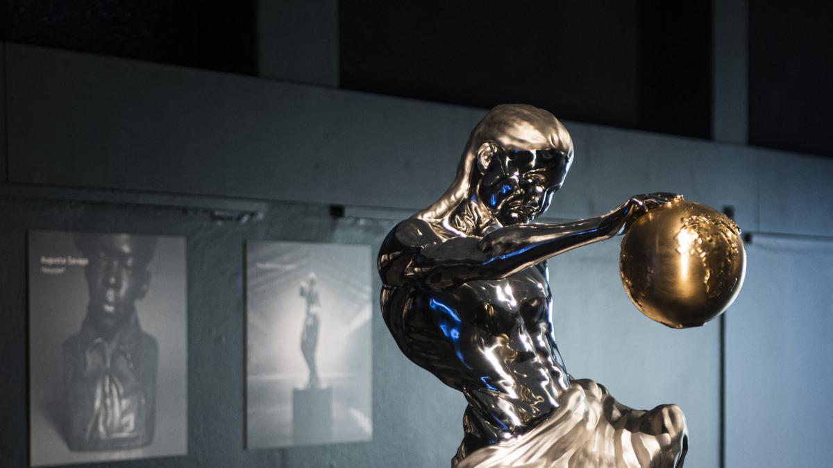 Patung AI Rancangan 5 Pematung Terkenal Dunia Dipamerkan di Swedia