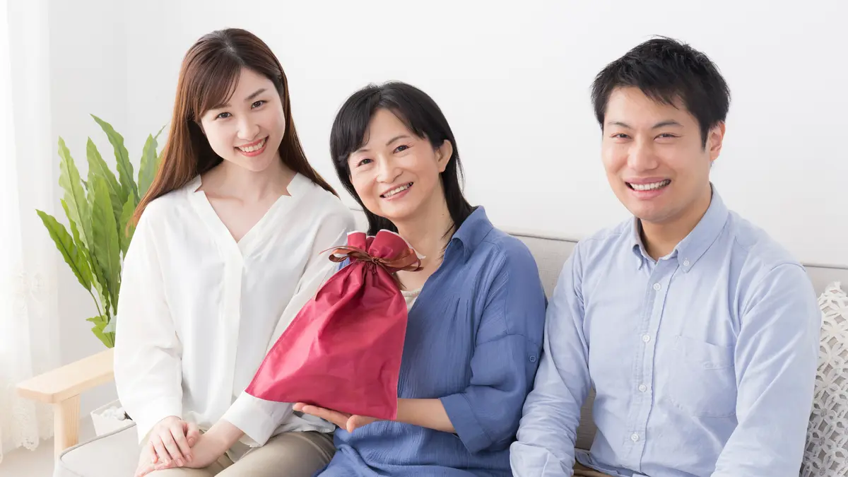 5 Cara Ampuh Agar Makin Akrab dengan Calon Mertua dan Ipar - Lifestyle ...