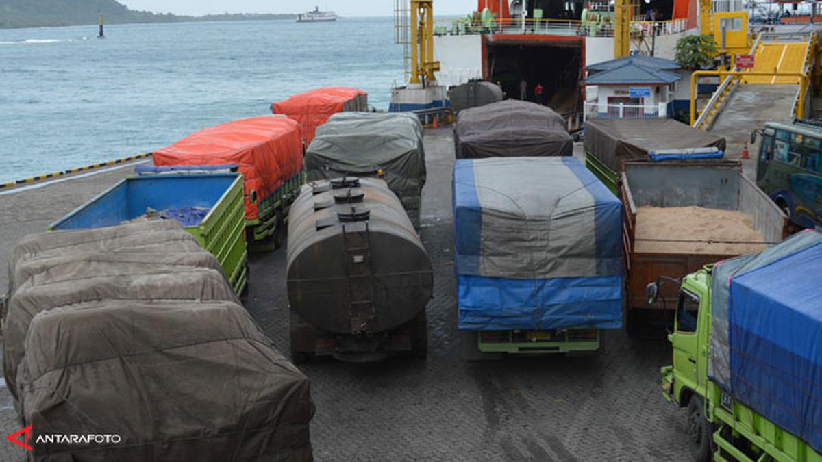 Cuaca Buruk, Kendaraan Menumpuk di Pelabuhan Bakauheni - News Liputan6.com
