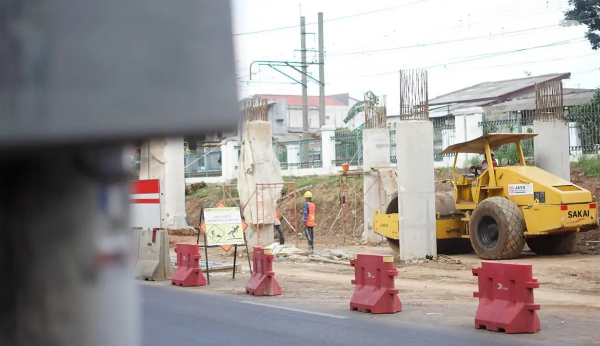 FOTO: Pembangunan Flyover Poltangan Tuai Protes Warga - Foto Liputan6.com