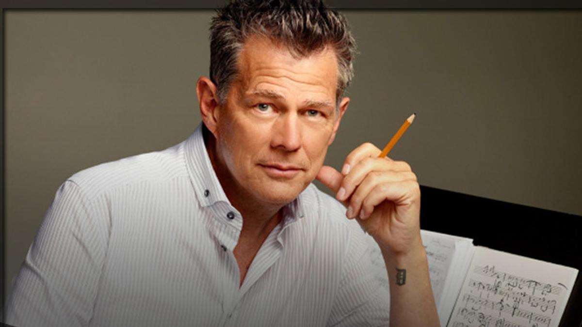 Saat David Foster Gendong Anggun C Sasmi - ShowBiz Liputan6.com