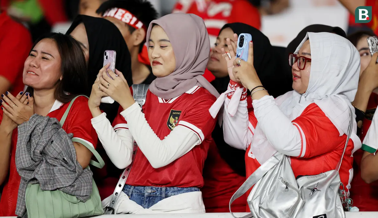 Foto: Potret Fanatiknya Fans Wanita Timnas Indonesia, Bawa-bawa Kalung ...