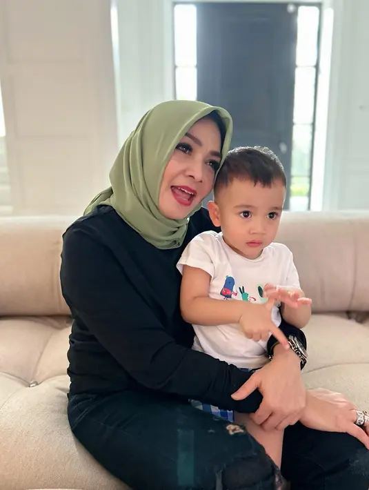 6 Gaya Asyik Rieta Amilia Bersama Rafathar dan Rayyanza, Tampil Kasual ...