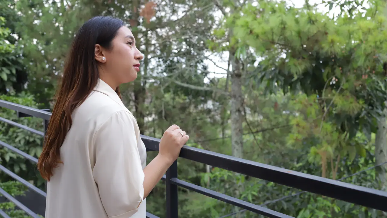 7 Cara Mengatasi Rasa Cemas Berlebihan agar Hidup Lebih Damai - Lifestyle Fimela.com