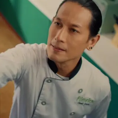 10 Potret Gagah Chef Juna, dari Masak Sampai Naik Gunung ...