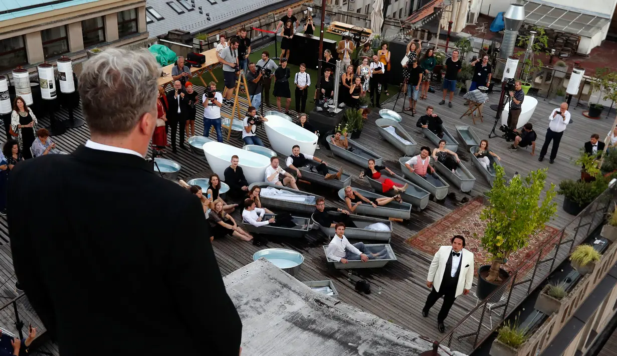 FOTO: Sensasi Baru, Menikmati Opera Sambil Berendam dalam Bak Mandi ...
