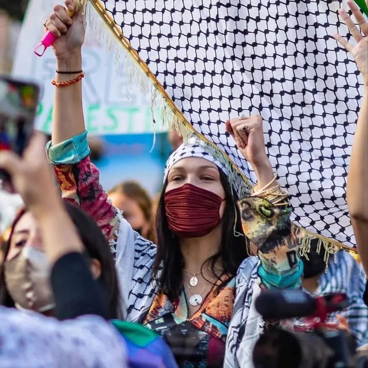 Mengenal Keffiyeh, Simbol Perlawanan dan Saksi Bisu Perjuangan ...