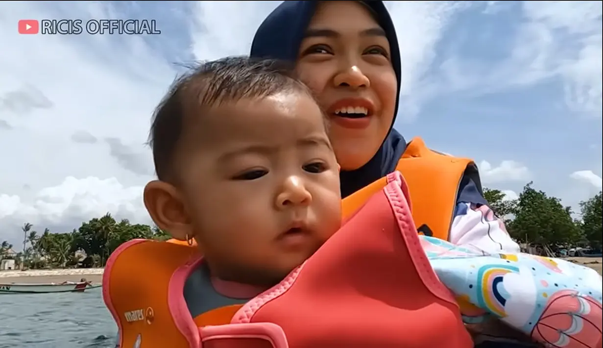 Potret Ria Ricis dan Ryan Ajak Baby Moana Pertama Naik Jet Ski hingga Perahu - Photo Fimela.com