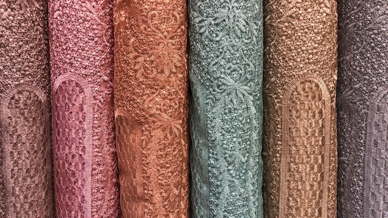 9 Jenis Kain Brokat yang Bagus Buat Kebaya, Bikin Momen Spesial Makin ...