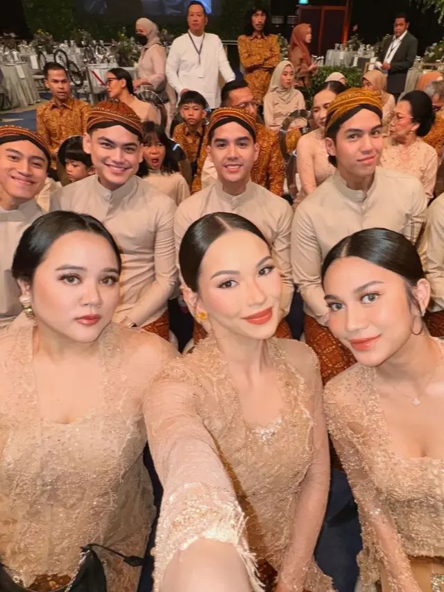 6 Potret Pesona Alyssa Daguise dan Al Ghazali Serasi Kenakan Busana Adat Jawa saat Hadir Akad ...