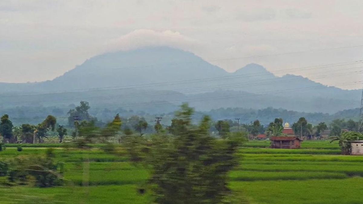 6 Fakta Menarik Gunung Pandan, Puncak Tertinggi Deretan Pegunungan ...
