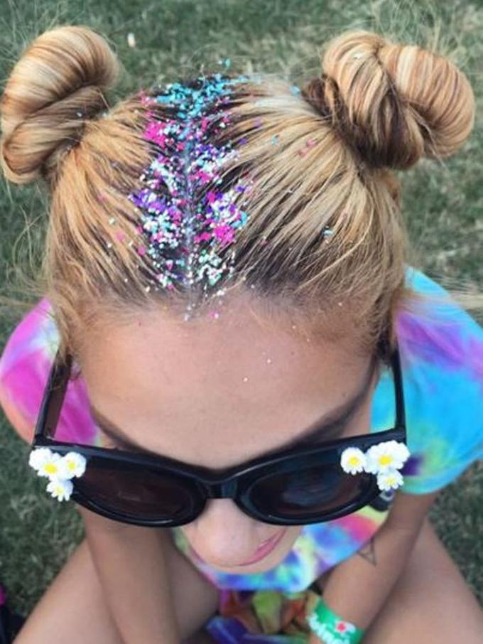 Glitter Roots, Tren Rambut yang Lebih Mirip Ketombe Warna-warni ...