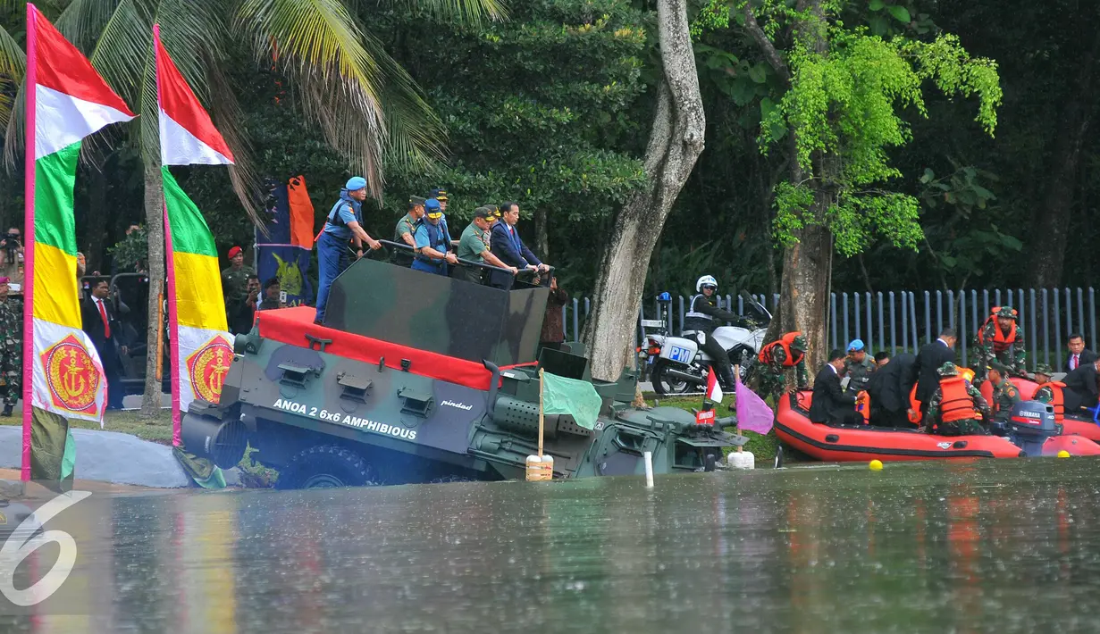 Hadiri Rapim TNI, Jokowi Naik Panser Anoa Amfibi - Foto Liputan6.com