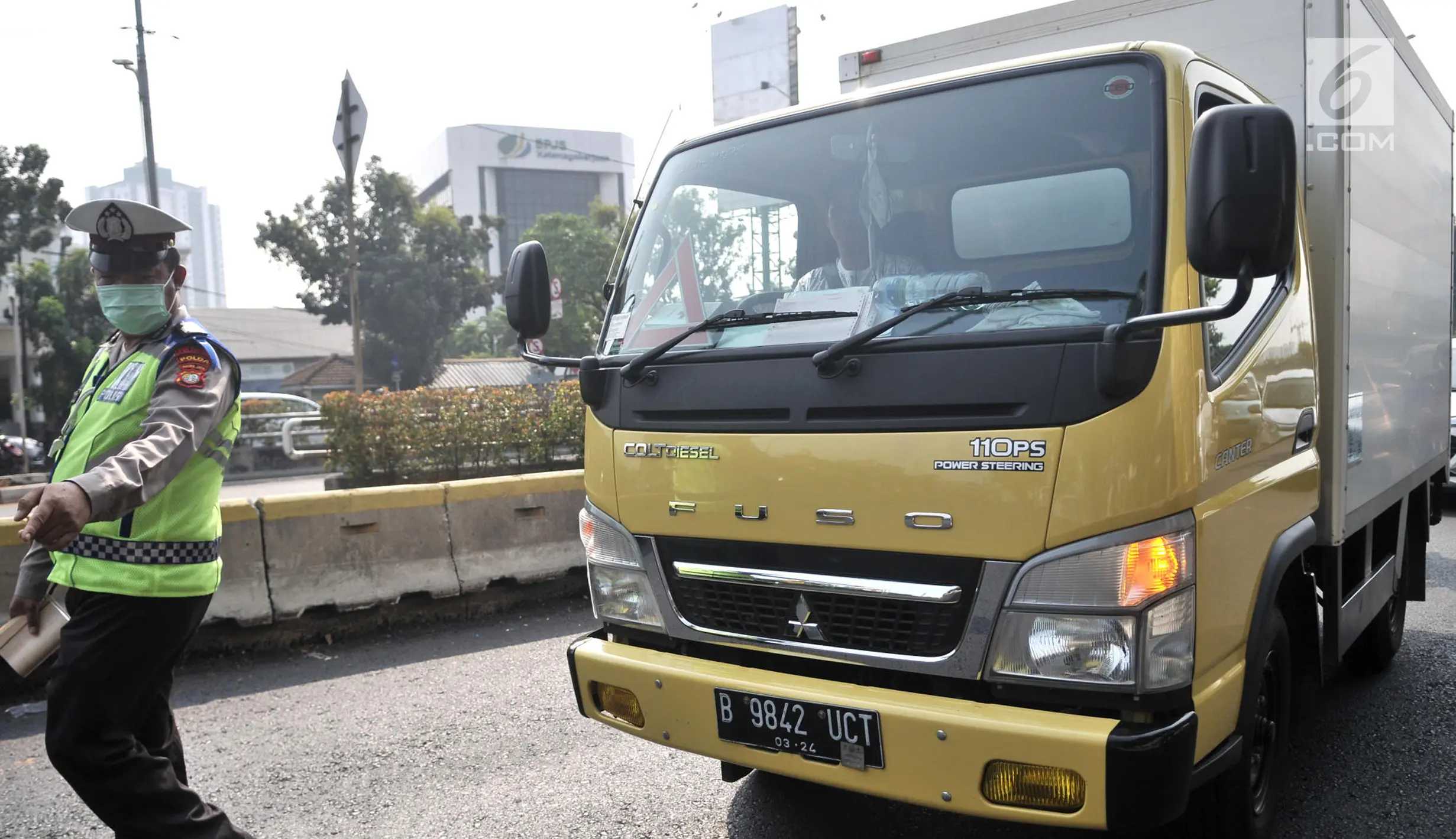 FOTO: Polisi Tilang Pelanggar Ganjil Genap di Jalan Salemba Raya - Foto ...