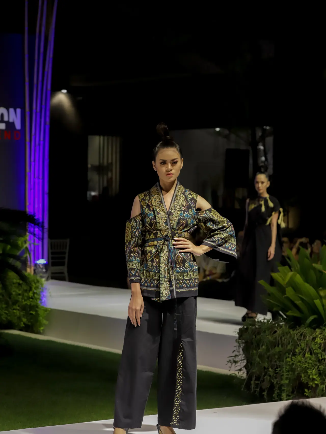 Kreasi Tenun Endek Buka Bali Fashion Trend 2019 - Fashion & Beauty ...