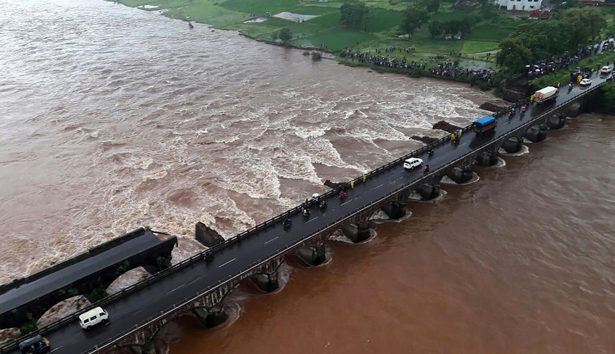Jembatan Runtuh Tersapu Banjir, 22 Orang Hanyut - Foto Liputan6.com