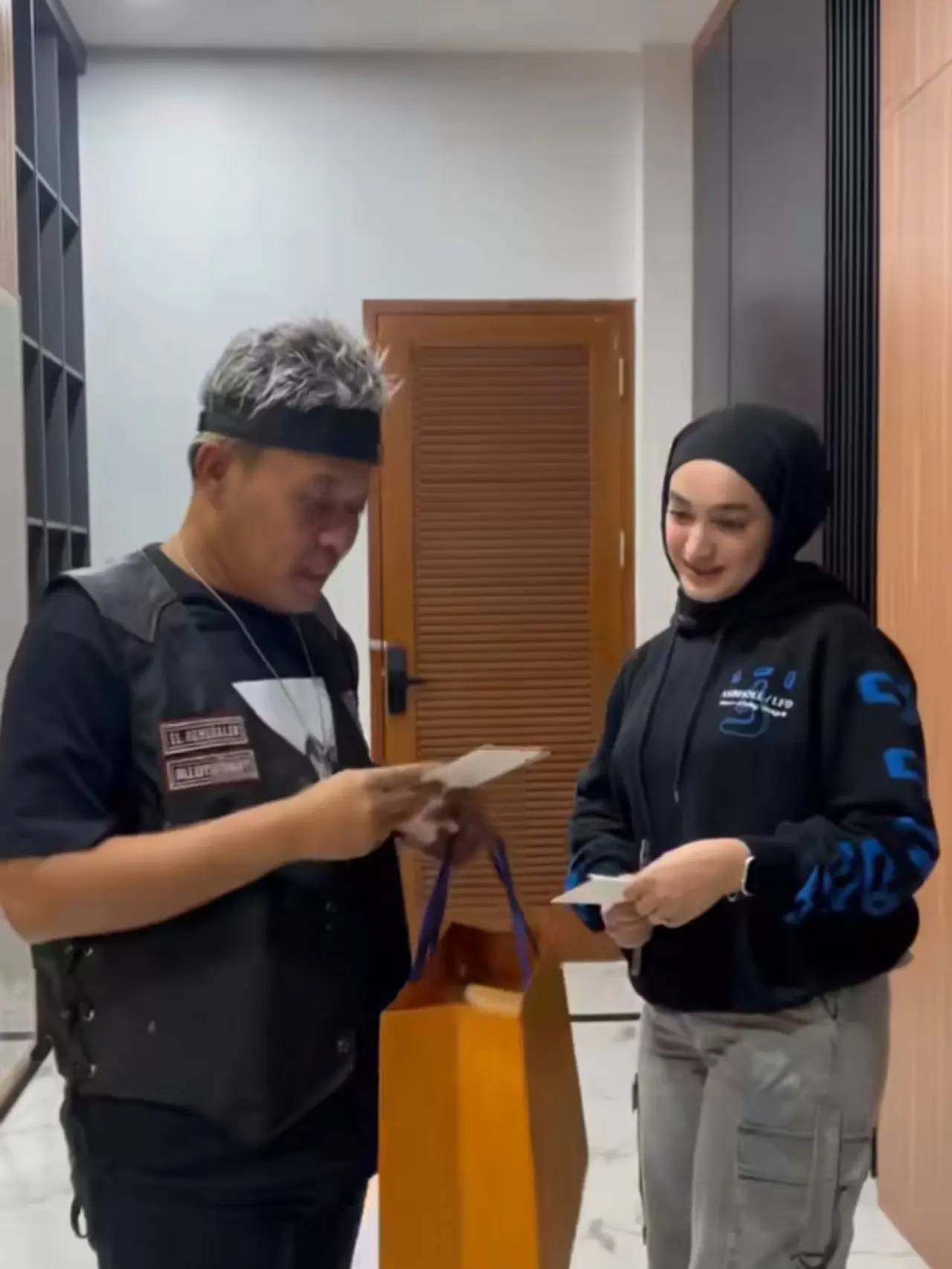 7 Potret Sule dan Santyka Resmi Pacaran, Bahagia Ditemani Syuting - Hot Liputan6.com