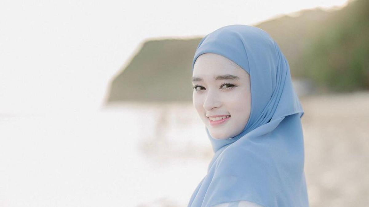 Potret Inara Rusli Tetap Cantik Pakai Hijab Syari saat ke Pantai