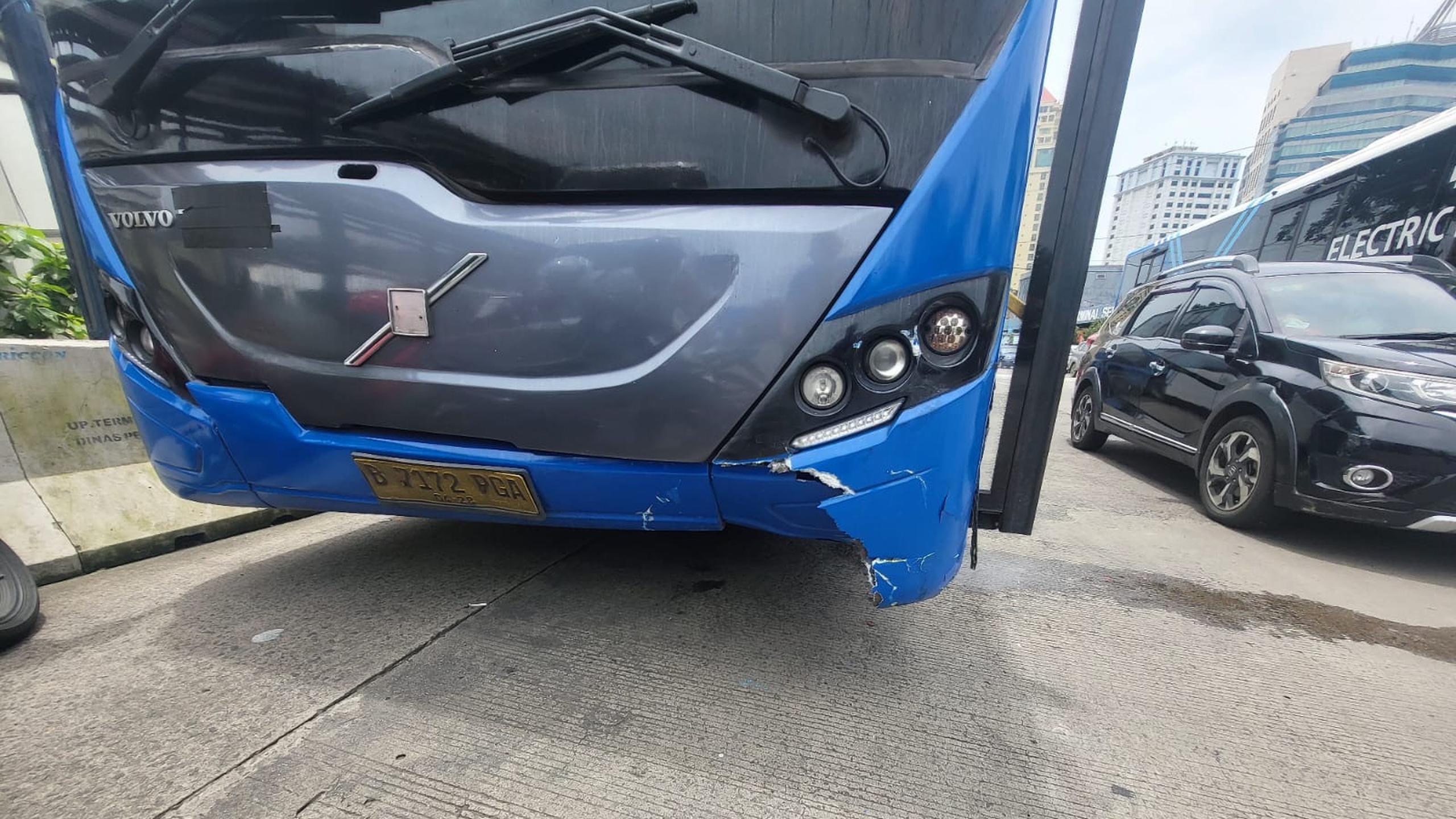 Kecelakaan Lalu Lintas Bus TransJakarta Bertabrakan dengan Ojol di ...