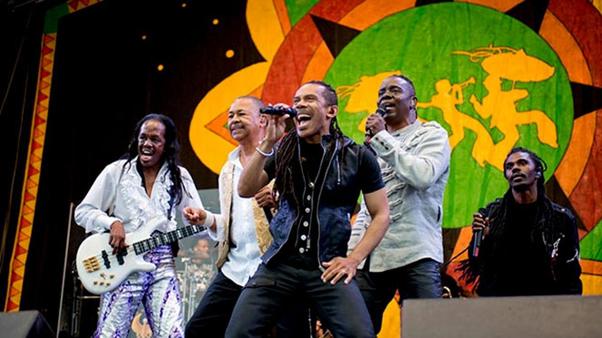 George Benson-Earth Wind & Fire Ramaikan Tahun Baru di Bandung ...