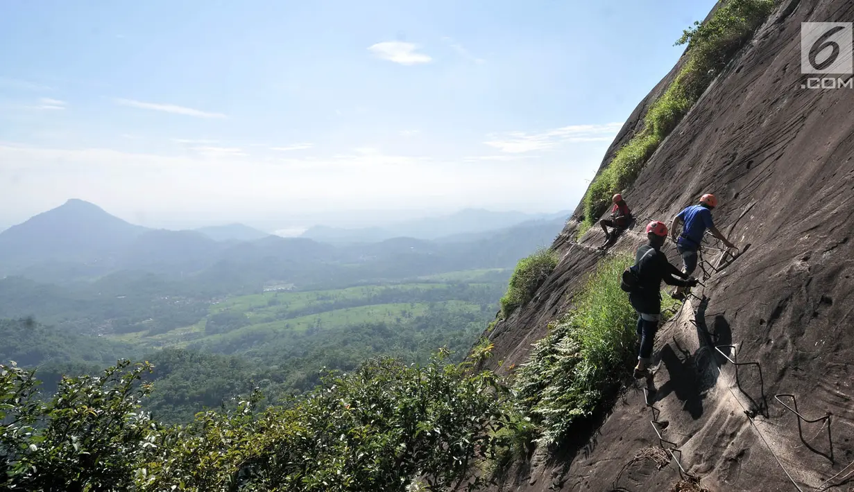 FOTO: Uji Adrenalin Menaklukkan Tebing Gunung Parang - Foto Liputan6.com