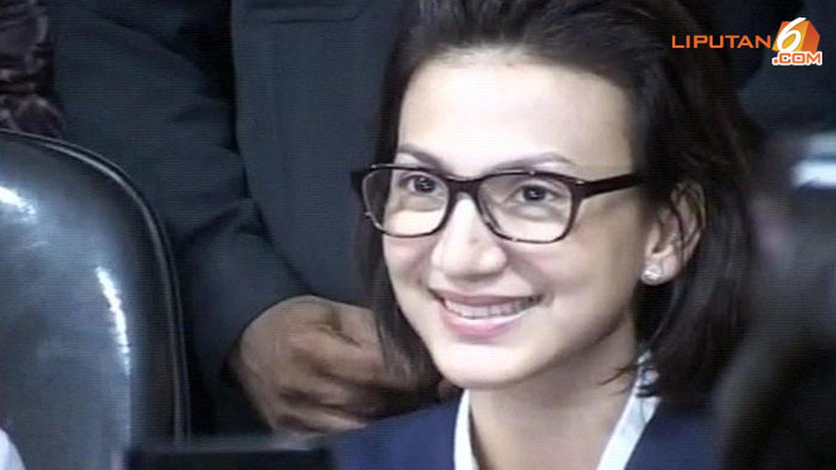 Wanda Muncul dengan Senyum Merekah