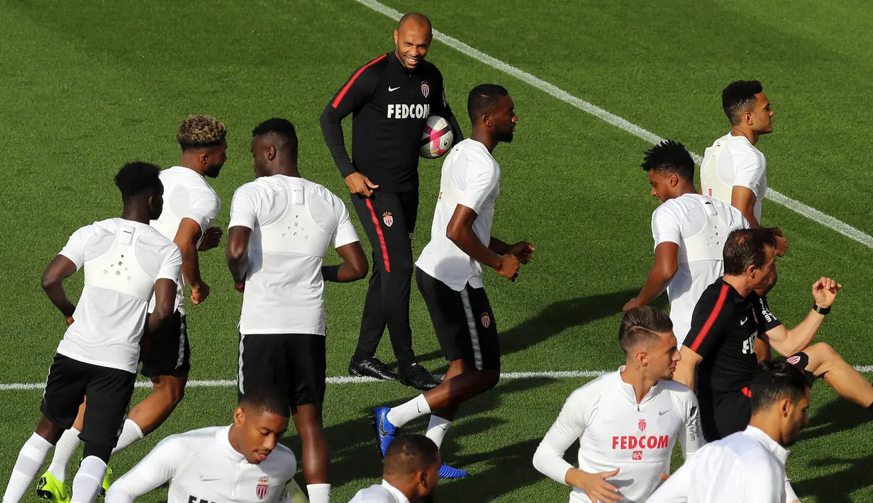 FOTO: Intip Thierry Henry Pimpin Latihan AS Monaco - Foto Liputan6.com