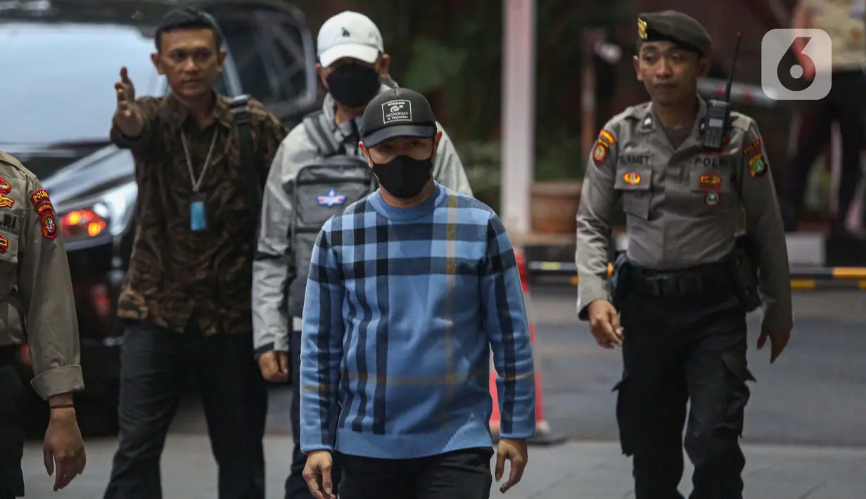 Terjaring OTT, Pj Wali Kota Pekanbaru Risnandar Mahiwa dan Sekda Indra Pomi Nasution Digelandang ...