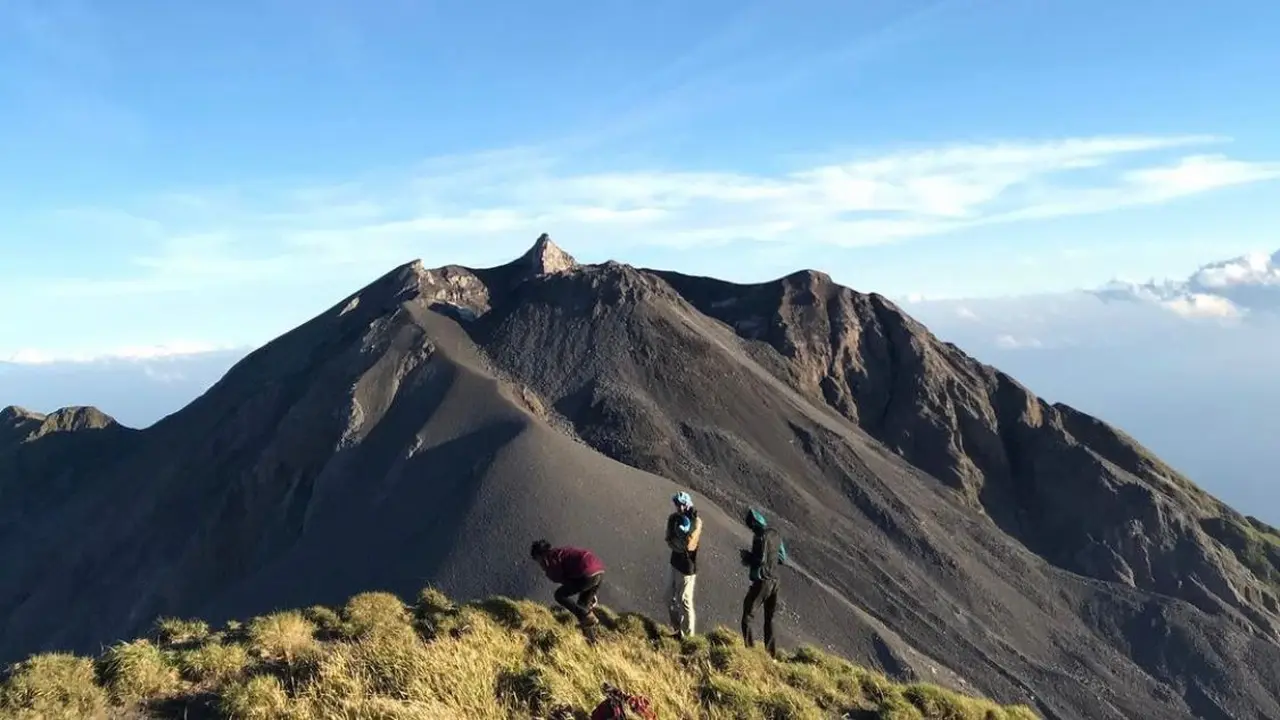 6 Fakta Menarik Gunung Sangeang Api yang Memiliki 2 Kerucut Vulkanik ...
