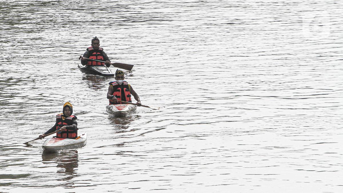 Melihat Keseruan Festival Dayung Ciliwung