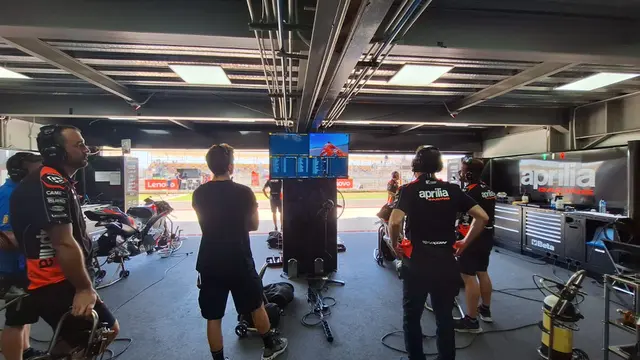 Merasakan Kesibukan di Paddock Aprilia Racing Team MotoGP Mandalika ...