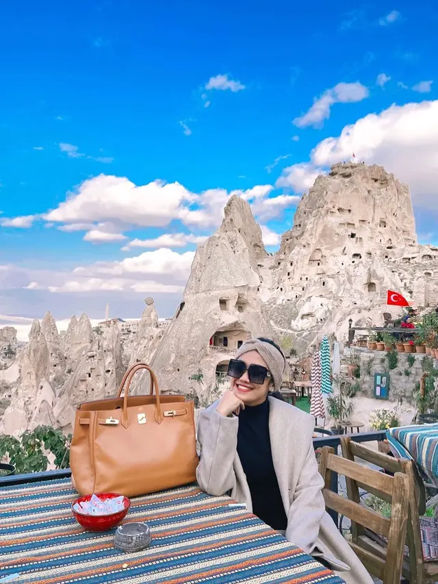 7 Potret Oline Mendeng Saat Liburan Ke Luar Negeri Ini Tampil Menawan ...