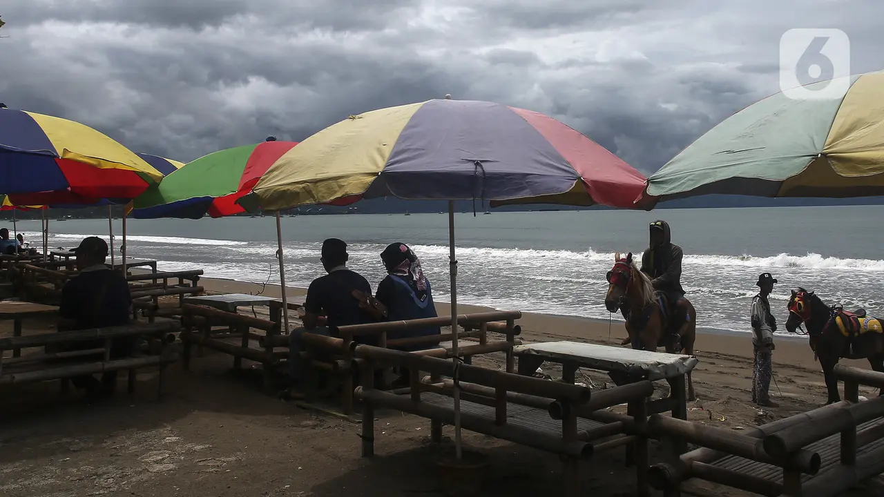 2 Wisatawan Asal Bogor Terseret Ombak di Pantai Sunset Sukabumi, Tim ...