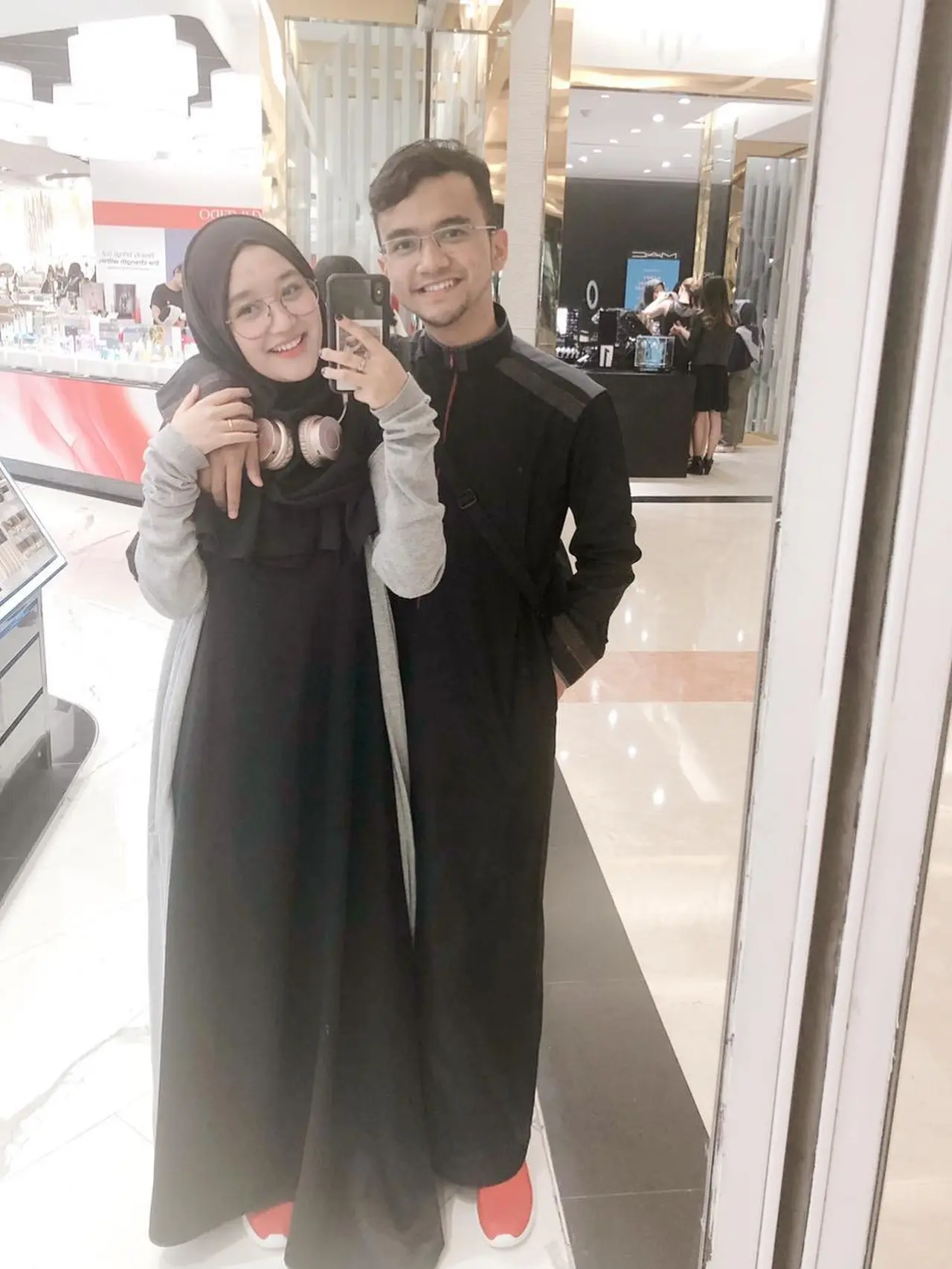 6 Potret Kayla Nadira dan Suami, Kakak Ipar Gus Zizan yang Juga Nikah Muda - Hot Liputan6.com