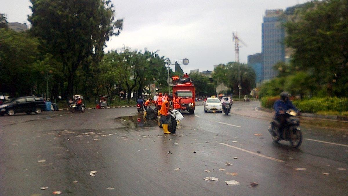 Demo 212 Selesai, Pasukan Oranye Mulai Beraksi - News Liputan6.com