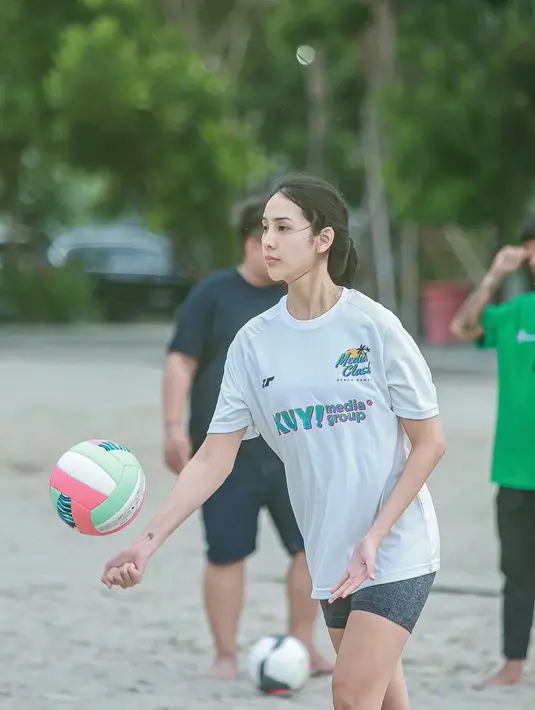 Potret Anya Geraldine Latihan Voli Pantai, Akan Bertanding dengan Aurel ...