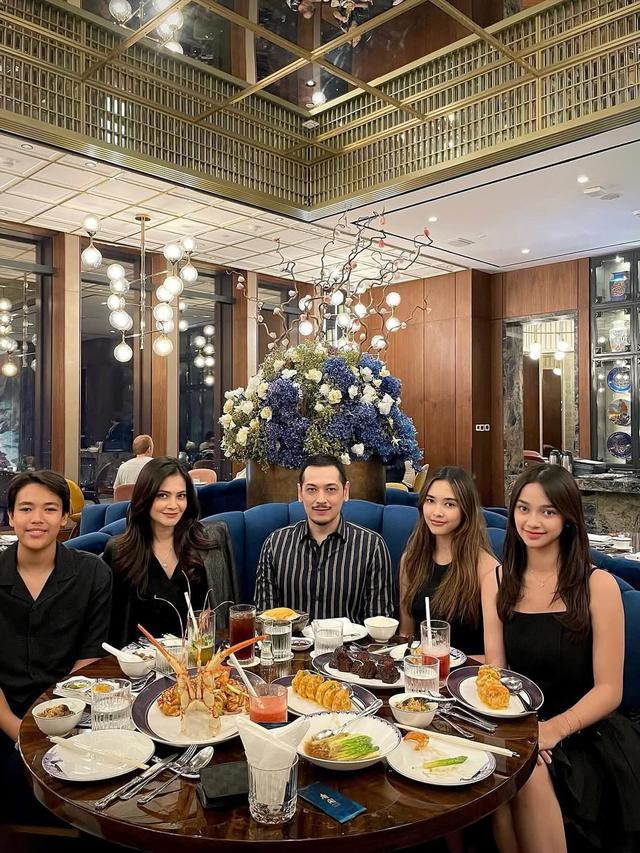 Potret Keluarga Cut Tari dan Richard Kevin Makan Malam Bareng Anak ...