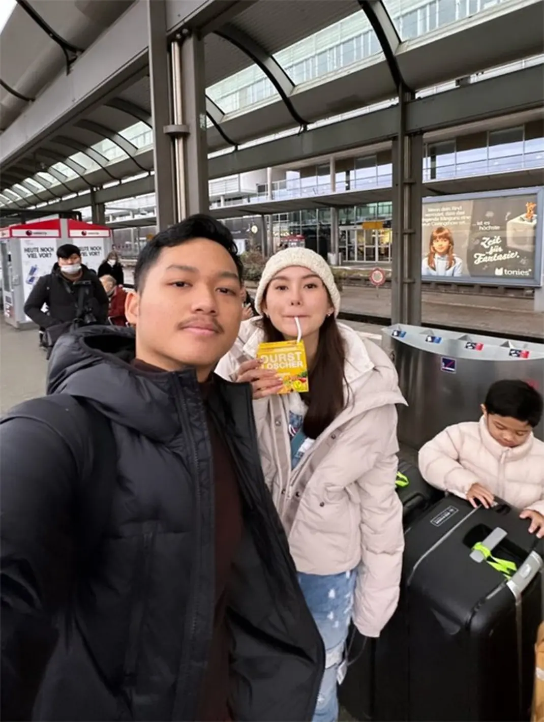 Potret Azriel Hermansyah dan Sarah Manzel Liburan di Eropa, Makin Mesra ...