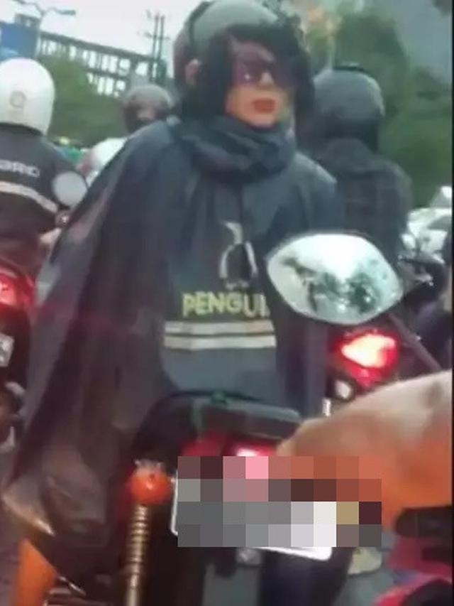6 Potret Helm Bermuka Dua Ini Bikin Kaget Pengendara Lain, Mirip Manusia