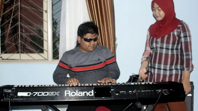 Lagu Bidadari Surga Persembahan Subro D Academy untuk Istri - ShowBiz ...