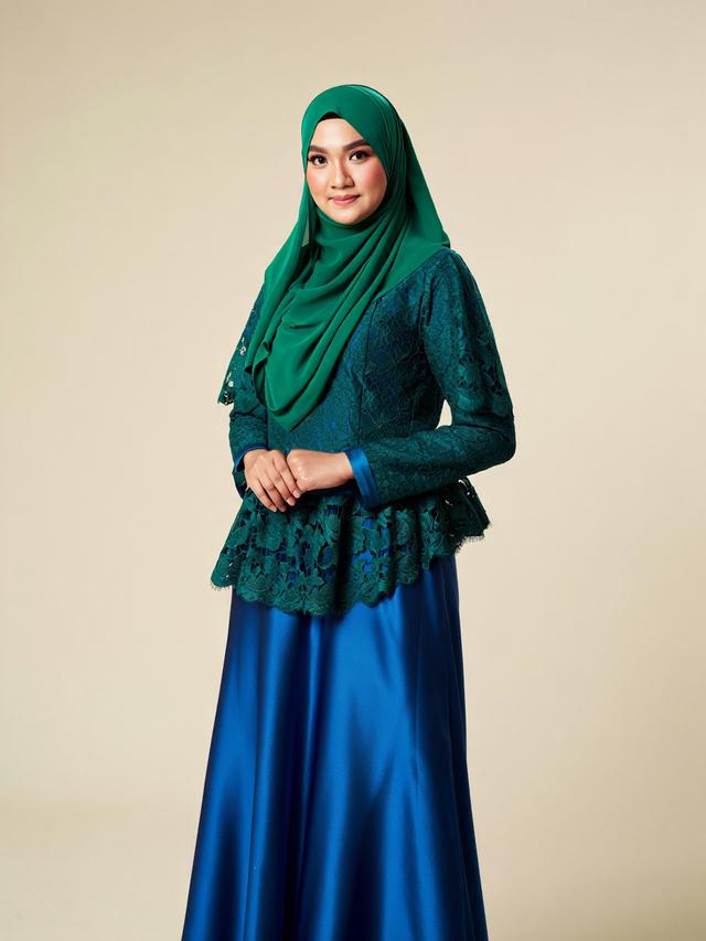 9 Model Gamis Brokat Modern Kombinasi Kain Satin Silk yang Elegan ...