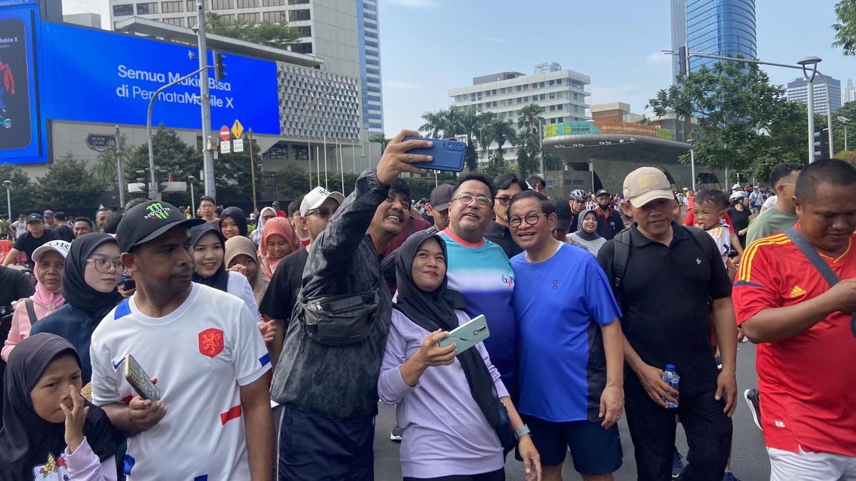 Sambangi CFD, Pramono-Rano Diajak Selfie Warga Jakarta - Pemilu ...