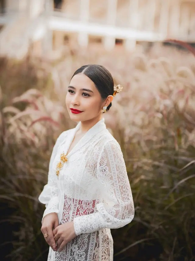 6 Potret Prilly Latuncosina Tampil Anggun Pakai Kebaya Nona dari Manado ...