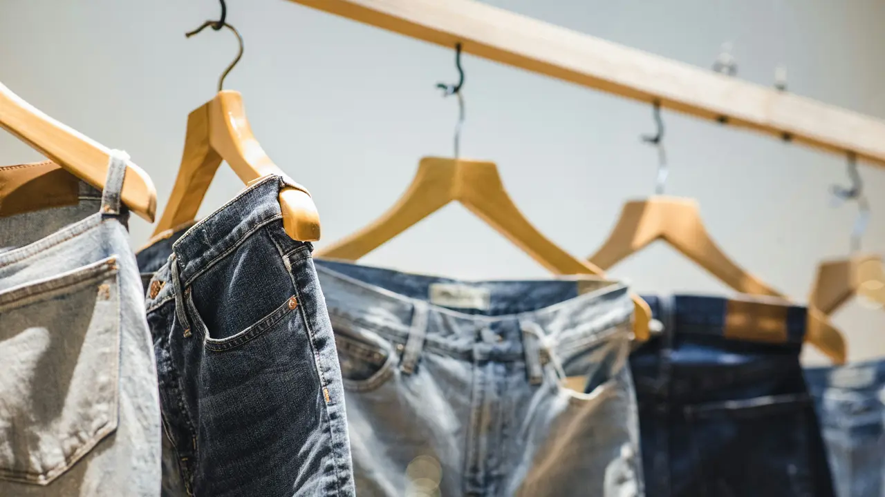 Padu Padan Celana Jeans dan Sepatu untuk Pria, Tampil Kasual Hingga Formal