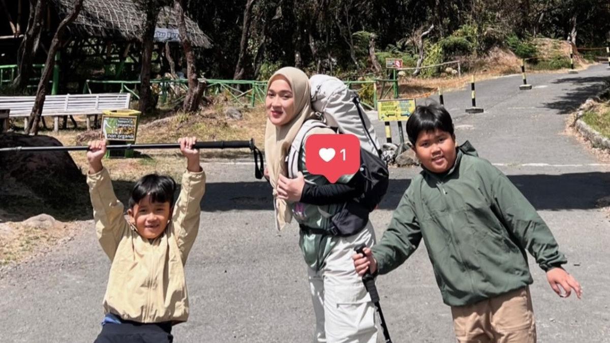 8 Potret Ririe Fairus Ajak Dua Anaknya Naik Gunung, Nikmati Keindahan ...