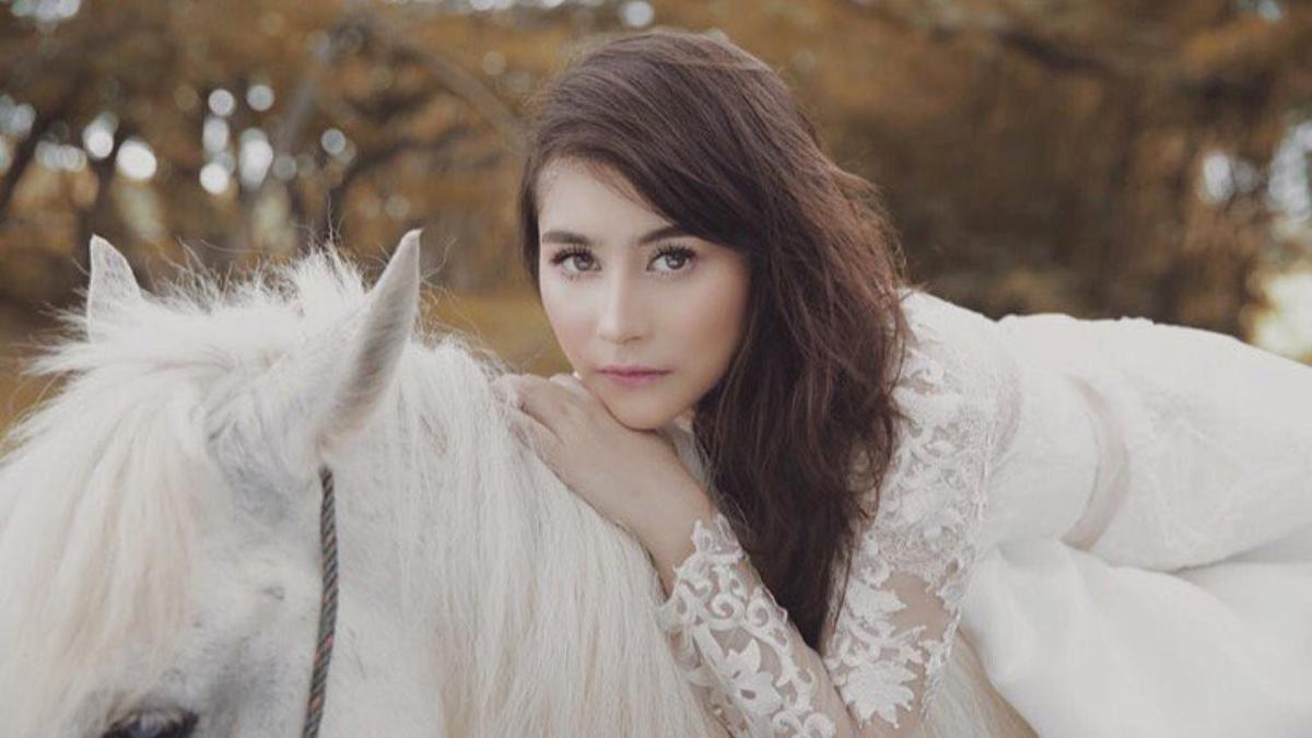 Prilly Latuconsina Cantik Saat Berhijab, Ini Doa Sang Mama - ShowBiz ...