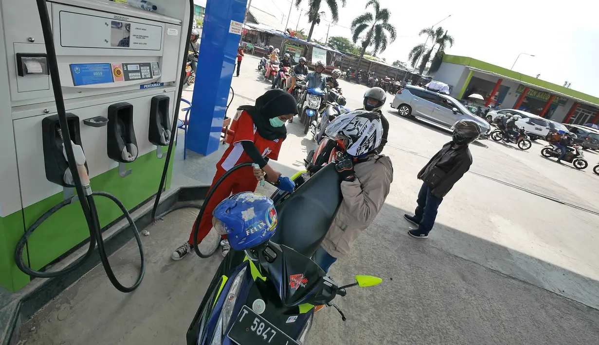 FOTO: Pemudik Sepeda Motor Ramaikan SPBU di Brebes - Foto Liputan6.com